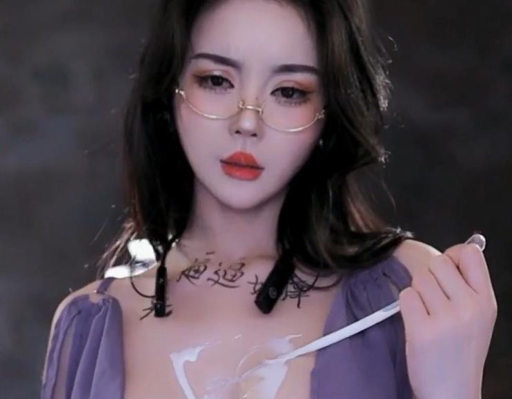 重磅福利姬美女 温凉 万元定制（2V-1.3G） - 发现者资源网